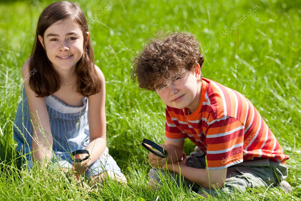 Kids using magnifying glass Stock Photo by ©gbh007 32838053