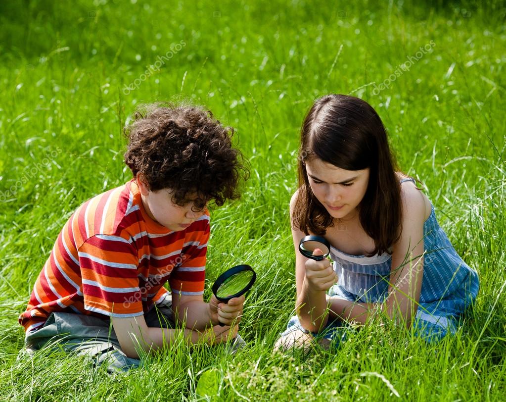 Crianças usando lupa — Fotografias de Stock © gbh007 #32838333