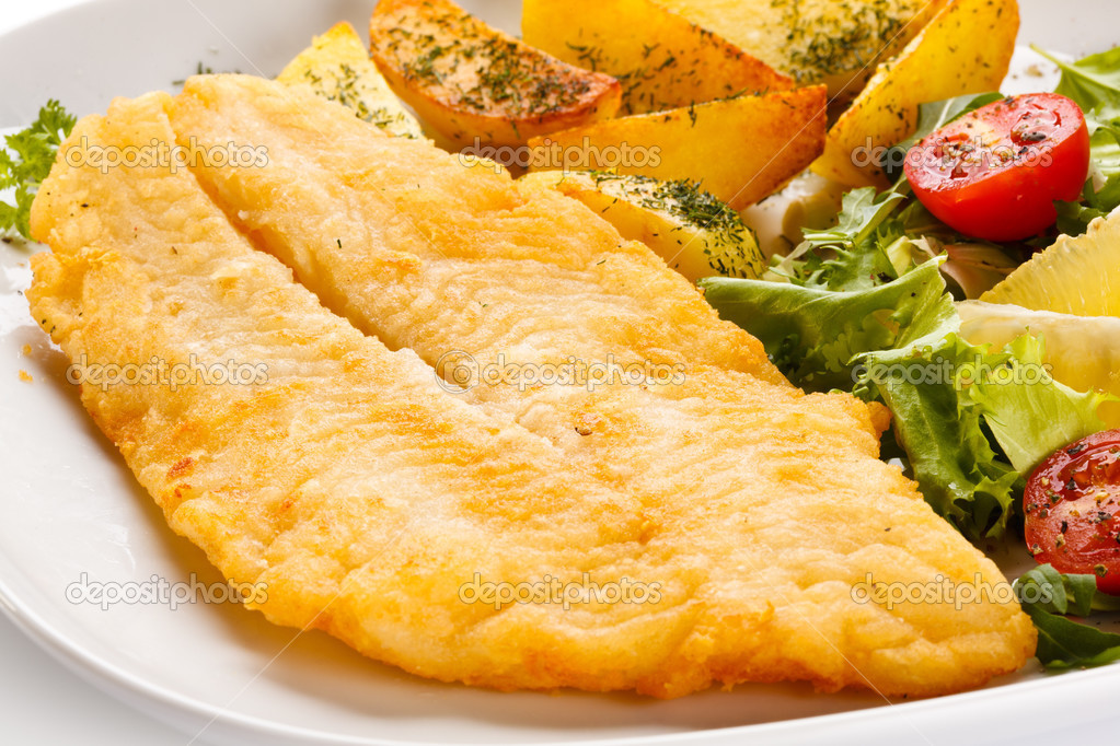 Plato de pescado - filete de pescado frito con papas y verduras — Foto ...