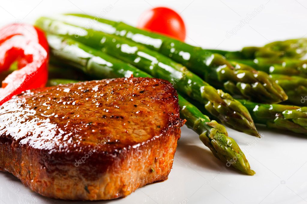 Grilled steak and asparagus — Stock Photo © gbh007 #46266457
