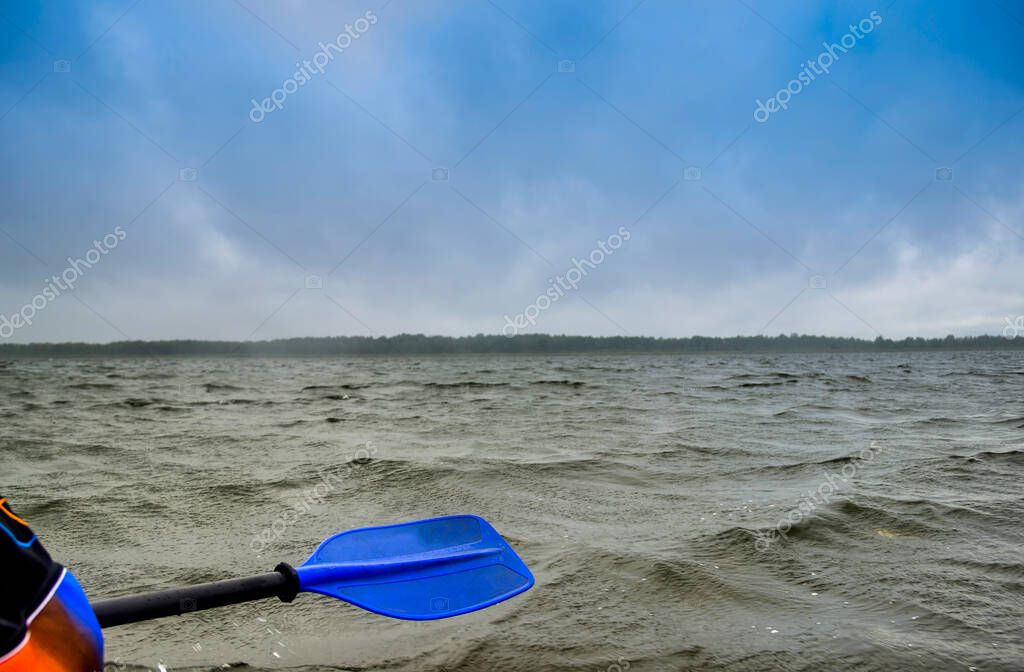 primer plano de un remo en el tiempo de rafting en el lago, Parque ...