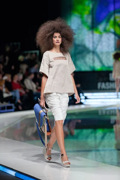 Fashion models catwalk Stock Photos, Royalty Free Fashion models ...