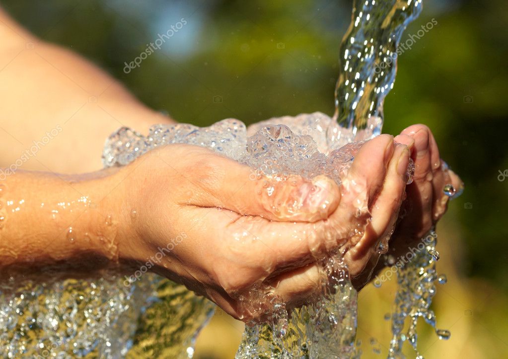 Las manos de la mujer con agua salpicada: fotografía de stock ...