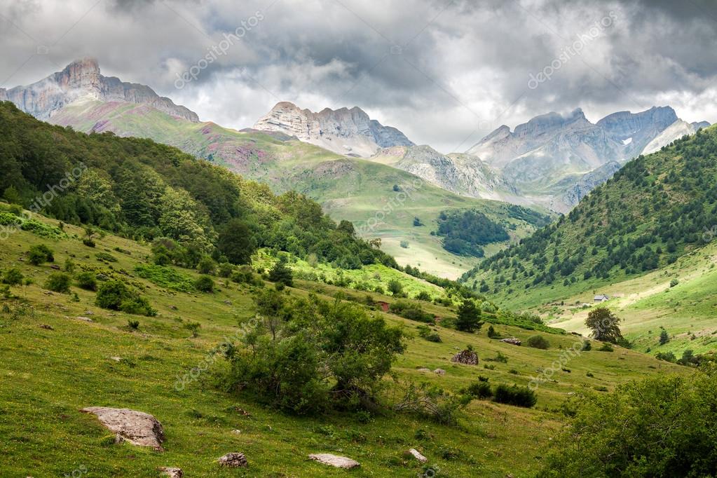 Paisaje de montaña del Pirineo de huesca, España — Fotos de Stock #32703749