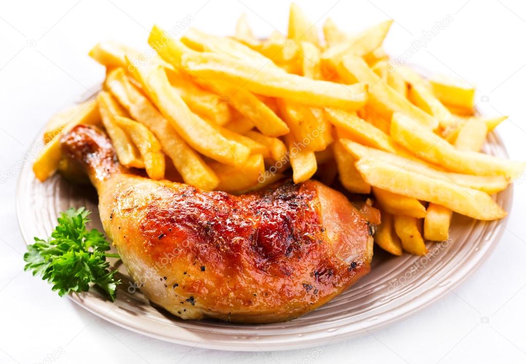 Cuisse de poulet rôti avec des frites de pommes de terre — Photographie ...