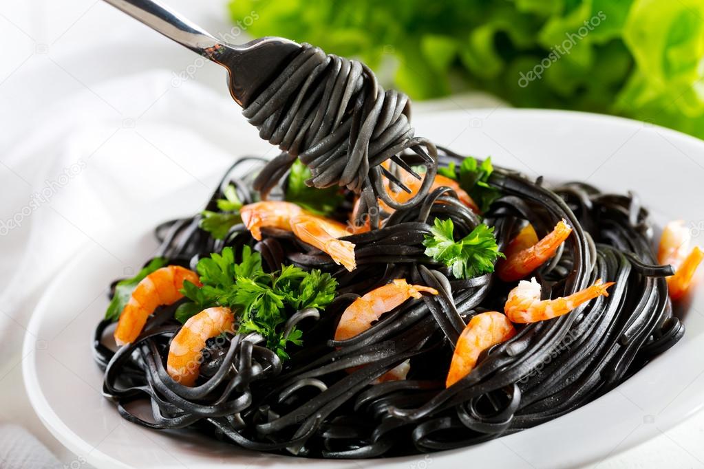 Black spaghetti with prawn — Stock Photo © Nitrub #31940241