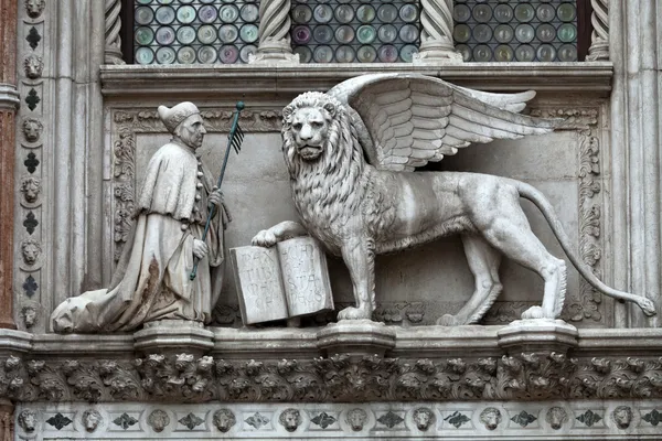 Imágenes de León con alas, fotos de León con alas sin royalties ...