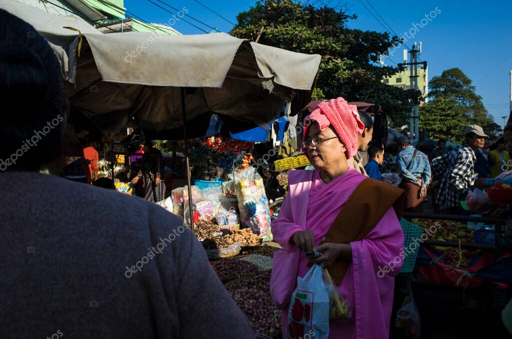 Mandalay, Myanmar - 12 de enero de 2019: monja budista con vestido ...