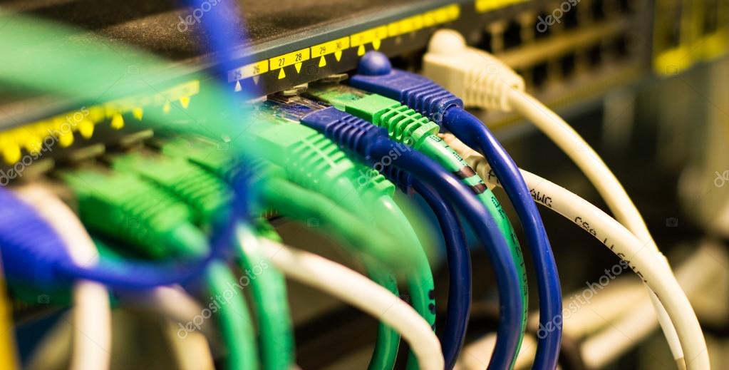 Cables de red UTP conectados a puertos Ethernet Fast-Giga — Foto de ...