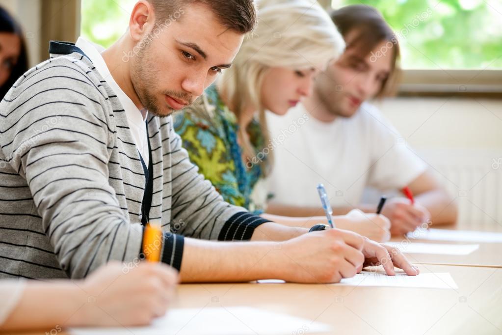 estudiante universitario tratando de copiar el examen — Foto de stock ...
