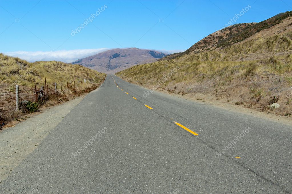 Desolate road along the Lost Coast of California — Stock Photo ...