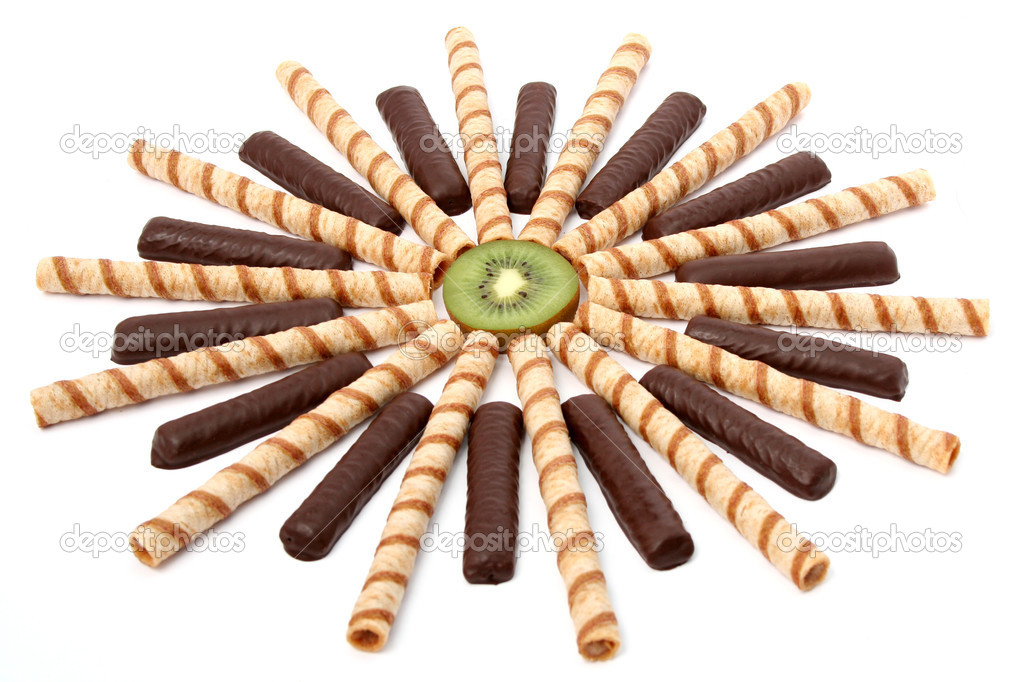 Palitos de chocolate de vainilla con una crema y kiwi en rodajas 2024