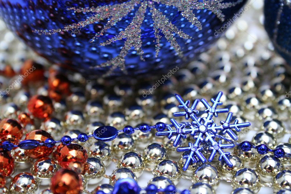 Glass christmas sphere with a pattern and a snowflake — Stock Photo ...