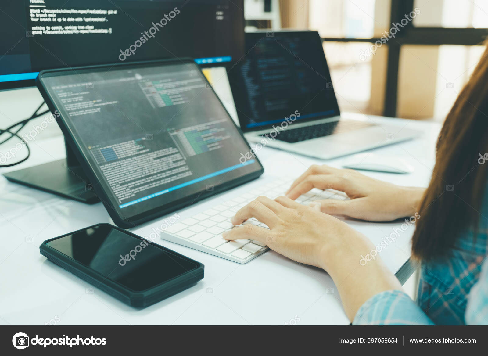 Close Programmer Coding Programming Software Business Woman Working Computer Office — Stock