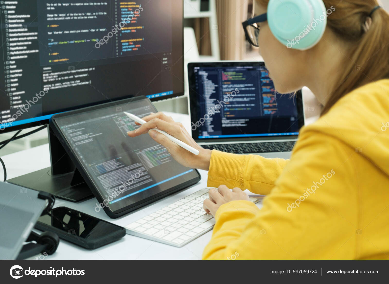 Close Programmer Coding Programming Software Business Woman Working Computer Office — Stock