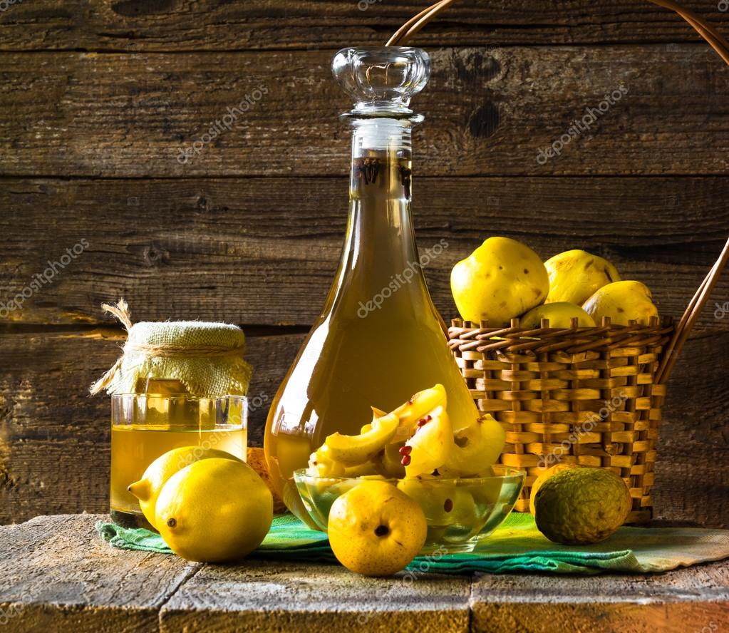 alcohol membrillo licor en rodajas de frutas preparar entorno de madera ...
