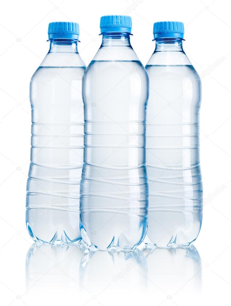 Tres botellas de plástico de agua potable aisladas sobre fondo blanco ...
