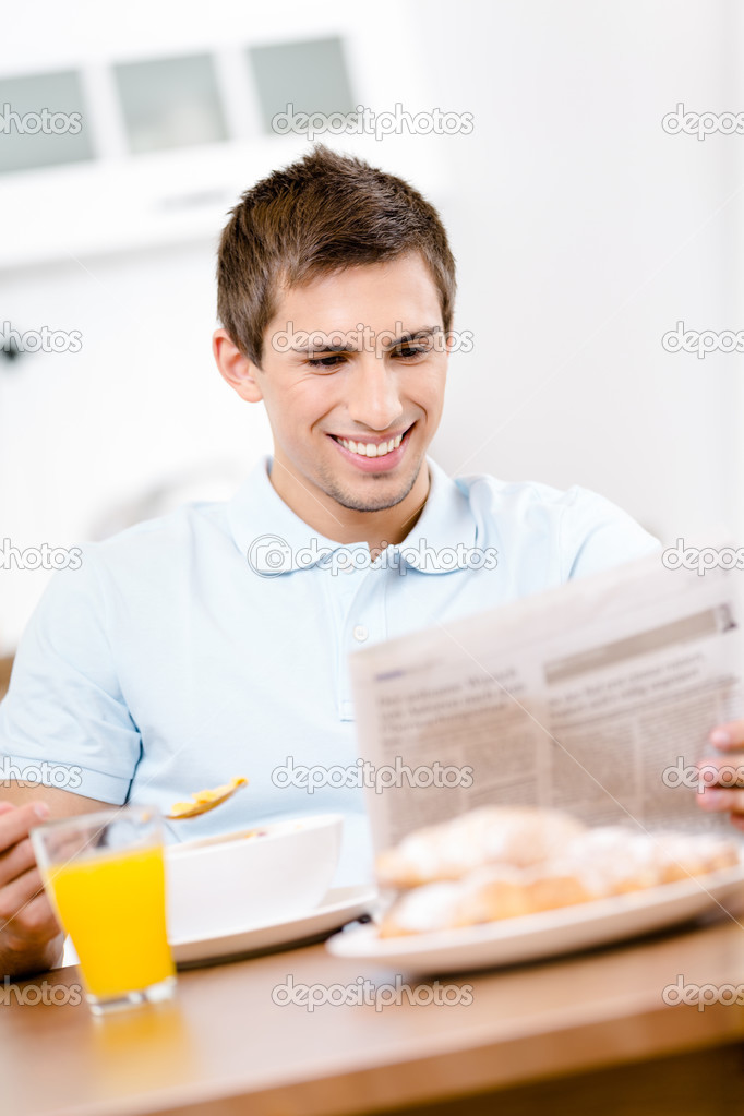 Leyendo el hombre come desayuno saludable 2023