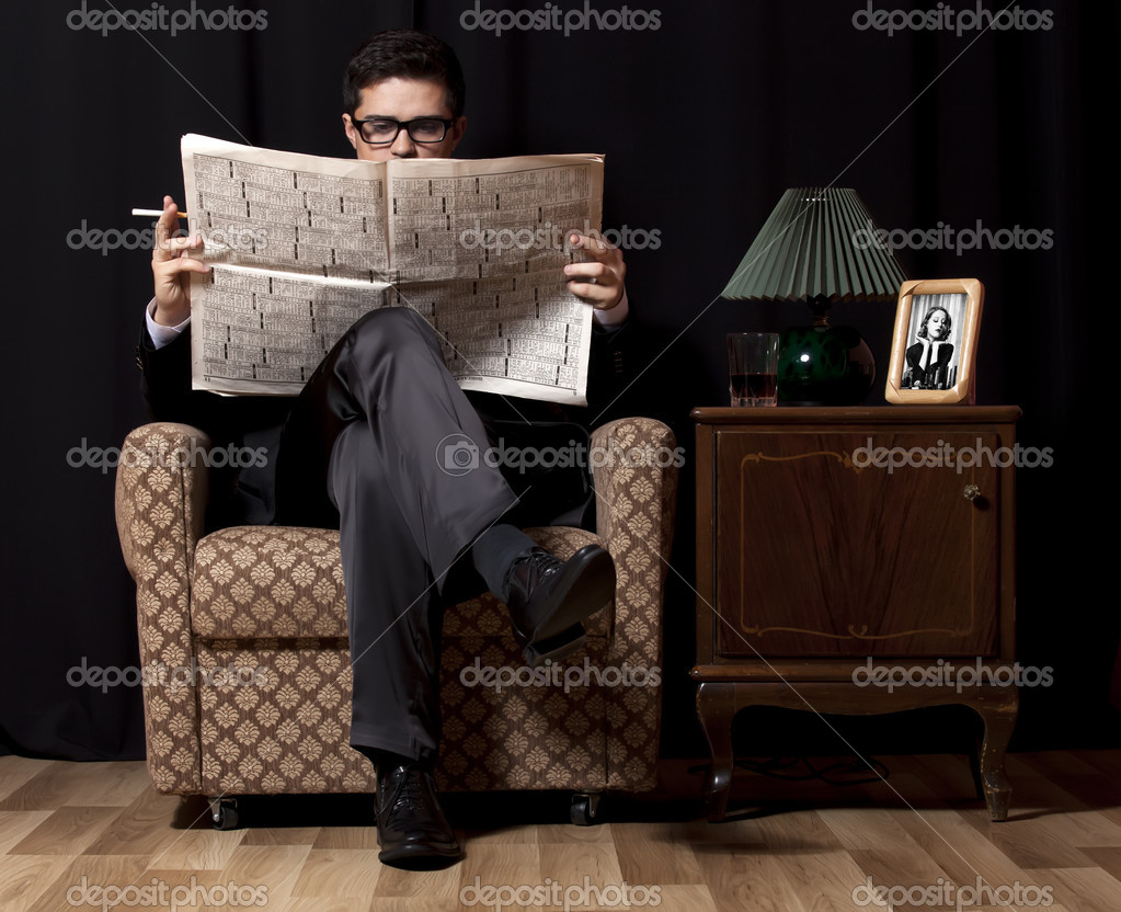 Homme Assis Dans Le Fauteuil Vintage Du Journal — Photographie