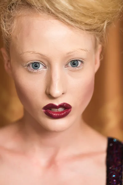 Femme aux joues rouges images libres de droit, photos de Femme aux ...