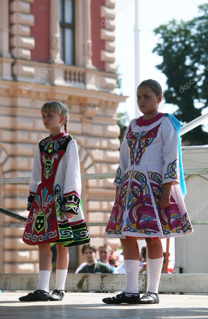 Members of folk groups O'Shea-Ryan Irish Dancers from Australia — Stock Editorial Photo ...
