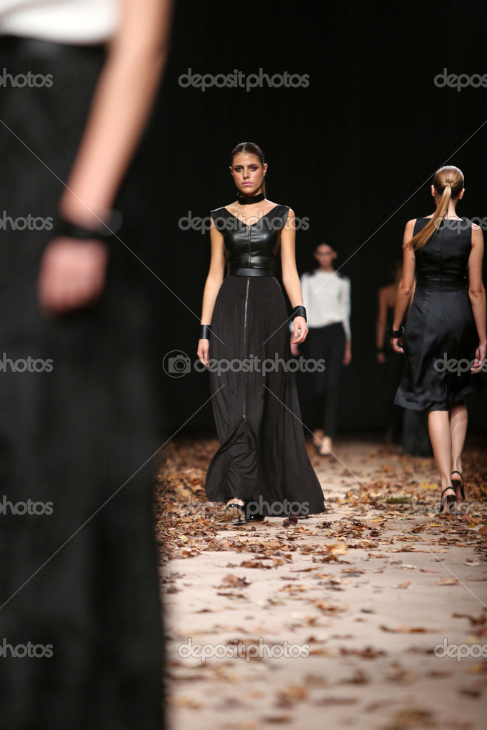 Modelo de moda con ropa diseñada por Nebo en el show de Cro a Porter 2023