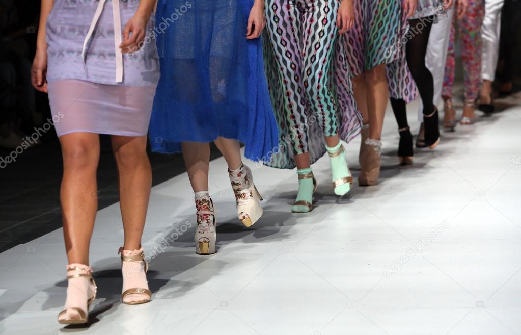 Modelo de moda con ropa diseñada por Tramp in Disguise en el desfile de ...