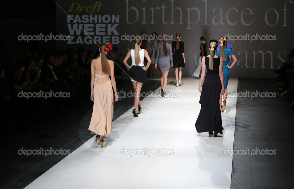 Modelo de moda con ropa diseñada por S.Dresshow en el desfile de la ...