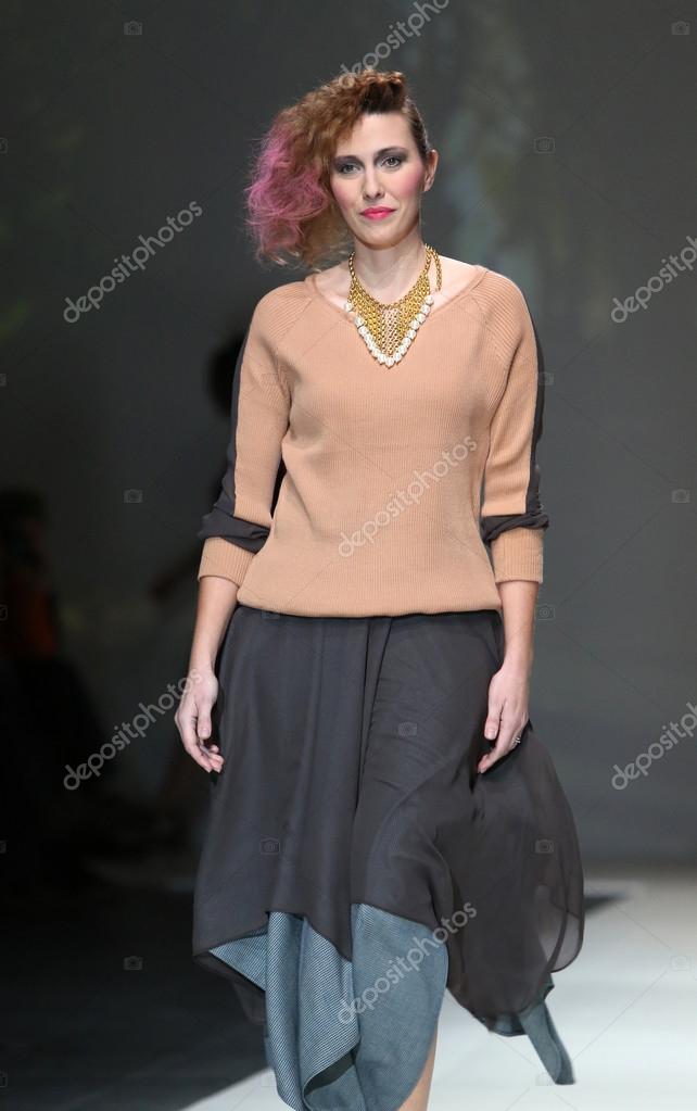 Modelos de moda con ropa diseñada por Iggy Popovic en el desfile de la ...