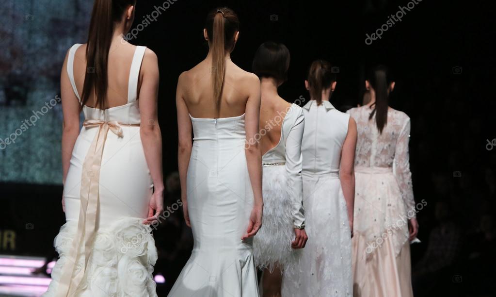 Modelo de moda con ropa diseñada por Mihano Momosa en el desfile ...