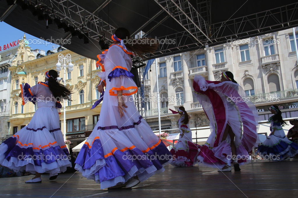 Miembros de los grupos folcl ricos Colombia Folklore Foundation de Santiago de Cali, Colombia ...
