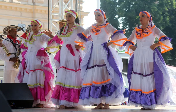 Miembros del grupo folcl rico Colombia Folklore Foundation de Santiago de Cali, Colombia durante ...