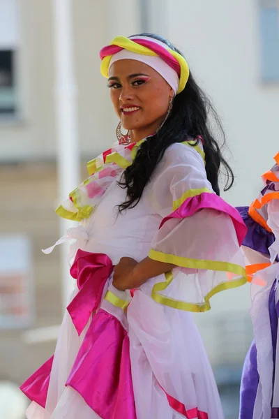 Miembros del grupo folcl rico Colombia Folklore Foundation de Santiago de Cali, Colombia durante ...