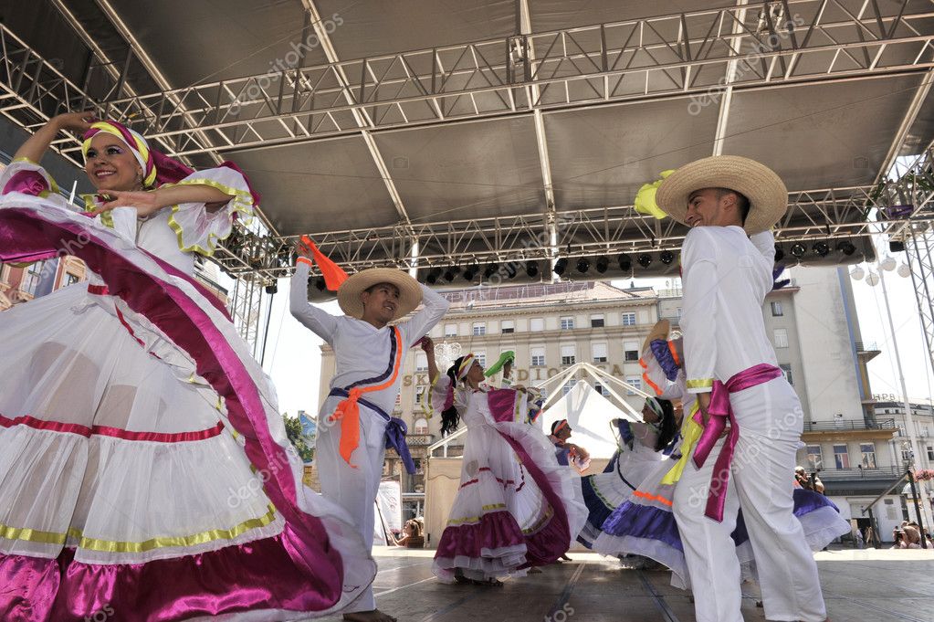 Miembros de los grupos folcl ricos Colombia Folklore Foundation de Santiago de Cali, Colombia ...