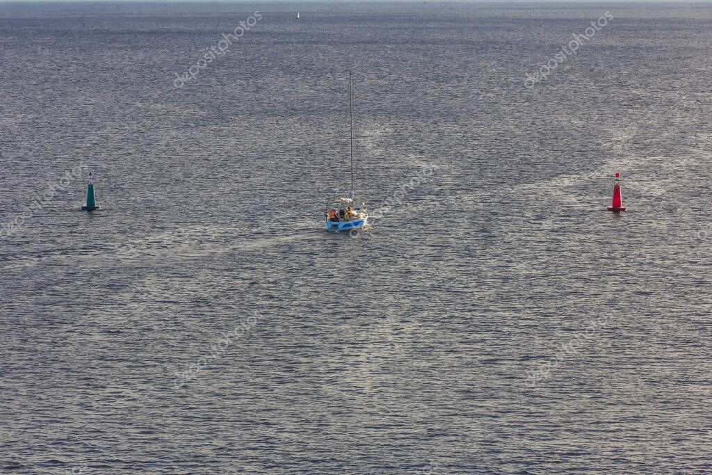 Boyas de navegación rojas y verdes, boyas de estribor y de babor en ...