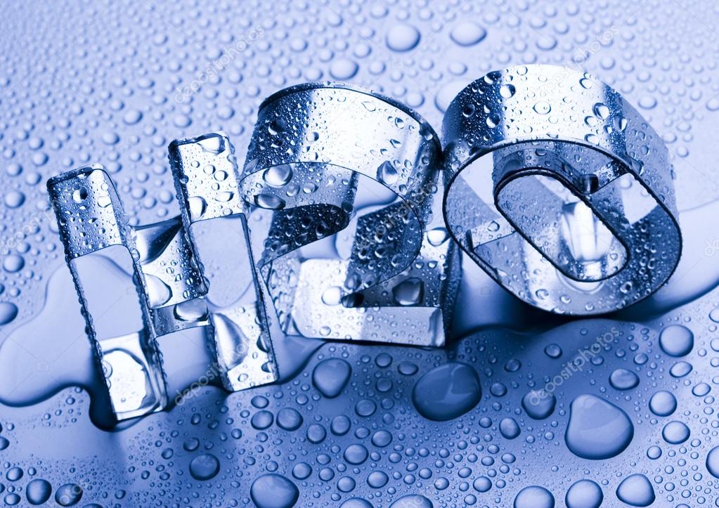 Letras H2O y gotas de agua 2022