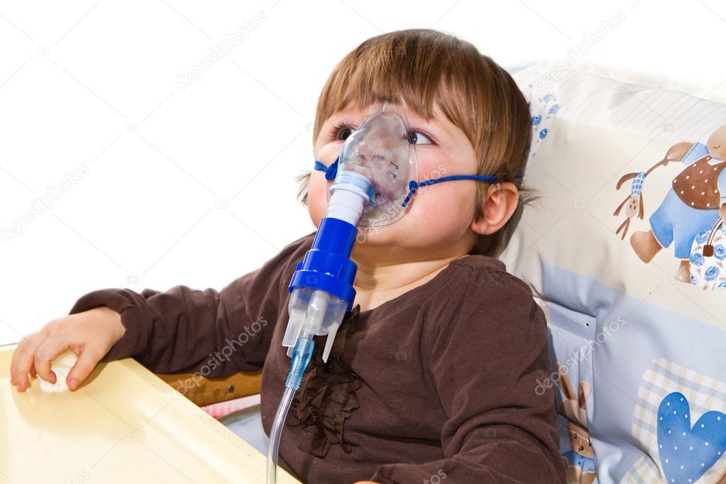 Niño en tratamiento respiratorio, terapia por inhalación: fotografía de ...