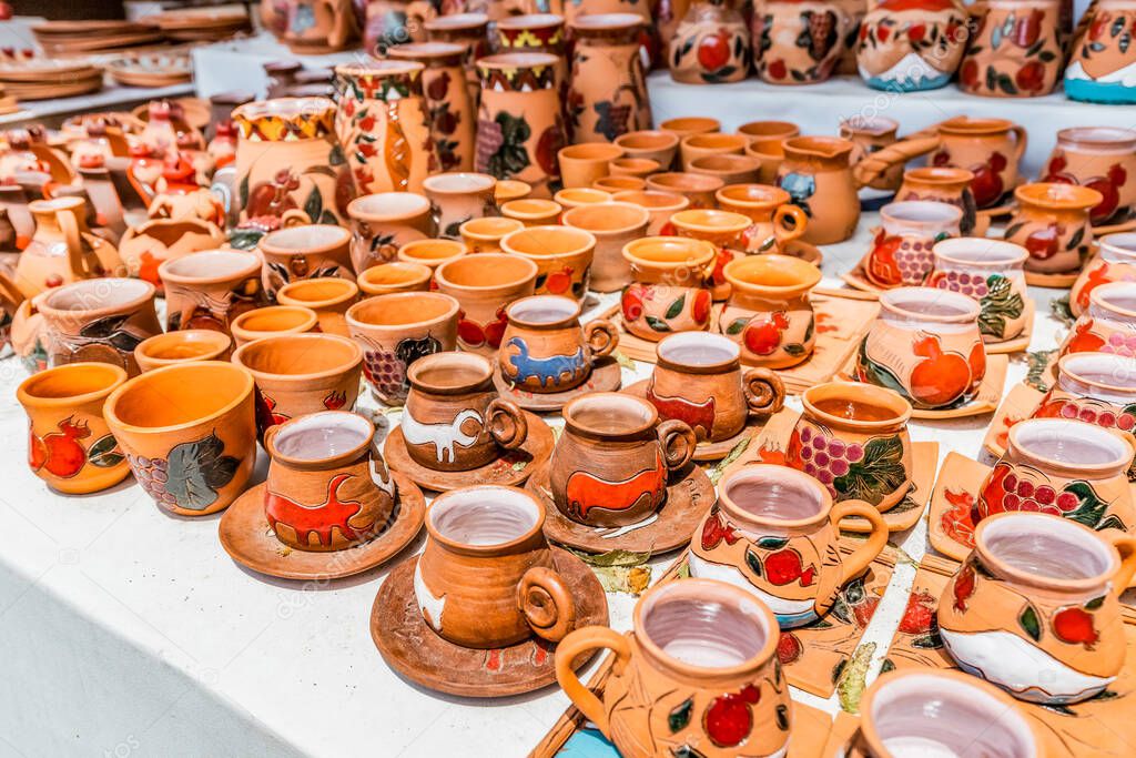 25 May 2021, Ereván, Armenia: Los artículos de cerámica se ofrecen a la ...