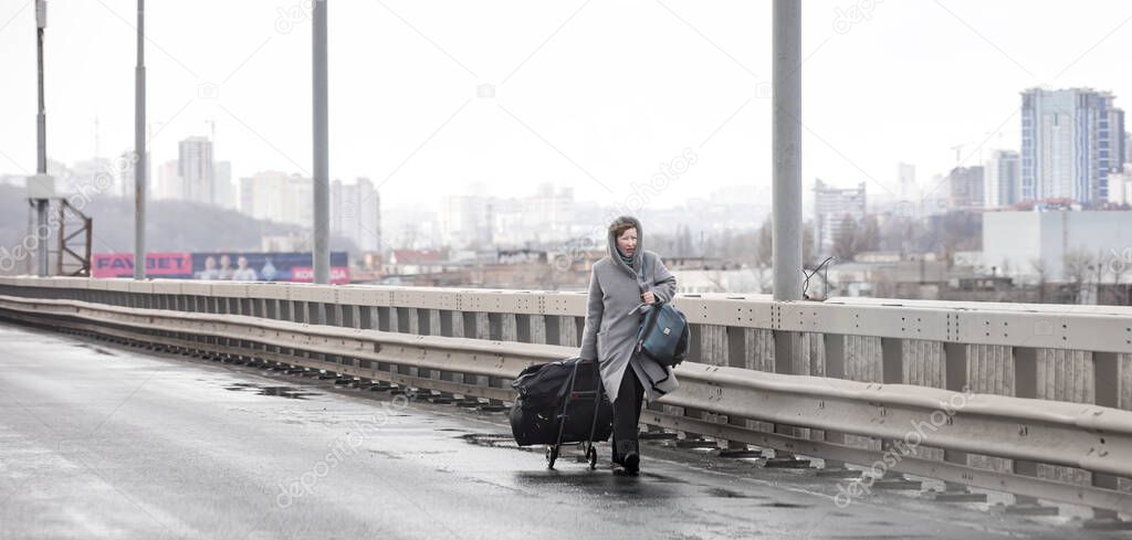 KYIV, UCRANIA - Mar. 08, 2022: Guerra en Ucrania. Calles vac as de Kiev en tiempos de guerra ...