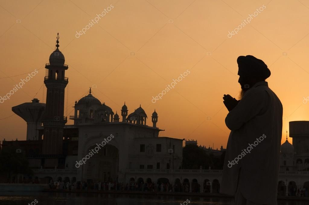 Silhouette of praying sikh man at golden temple of Amritsar, Ind Stock ...