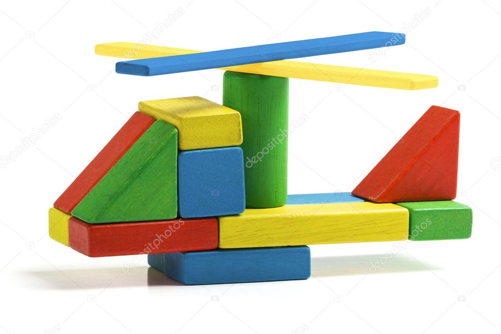 Helicóptero de juguete, bloques de madera multicolor transporte aéreo aislado fondo blanco 2023