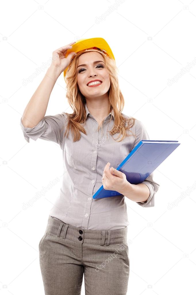 Alegre mujer ingeniera usando casco de protección y sosteniendo un ...