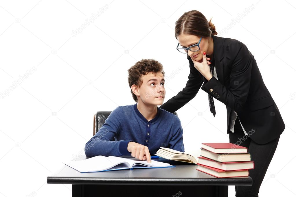 Profesor de pie junto al escritorio del estudiante y el estudiante ...
