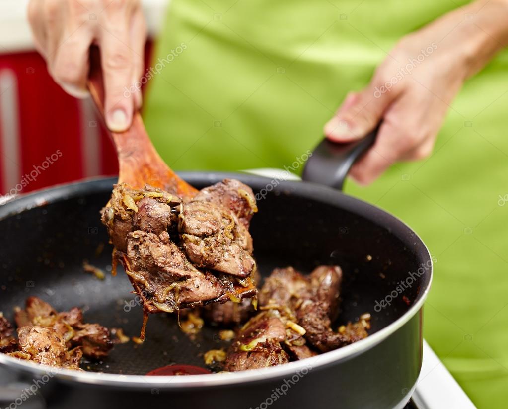 Preparing fried chicken liver with onions — Stock Photo © Xalanx #40175541