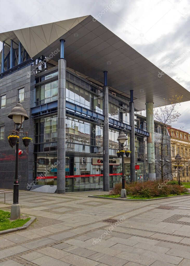 Belgrado, Serbia - 09 de abril de 2022: Gran estructura moderna de edificios de vidrio con ...