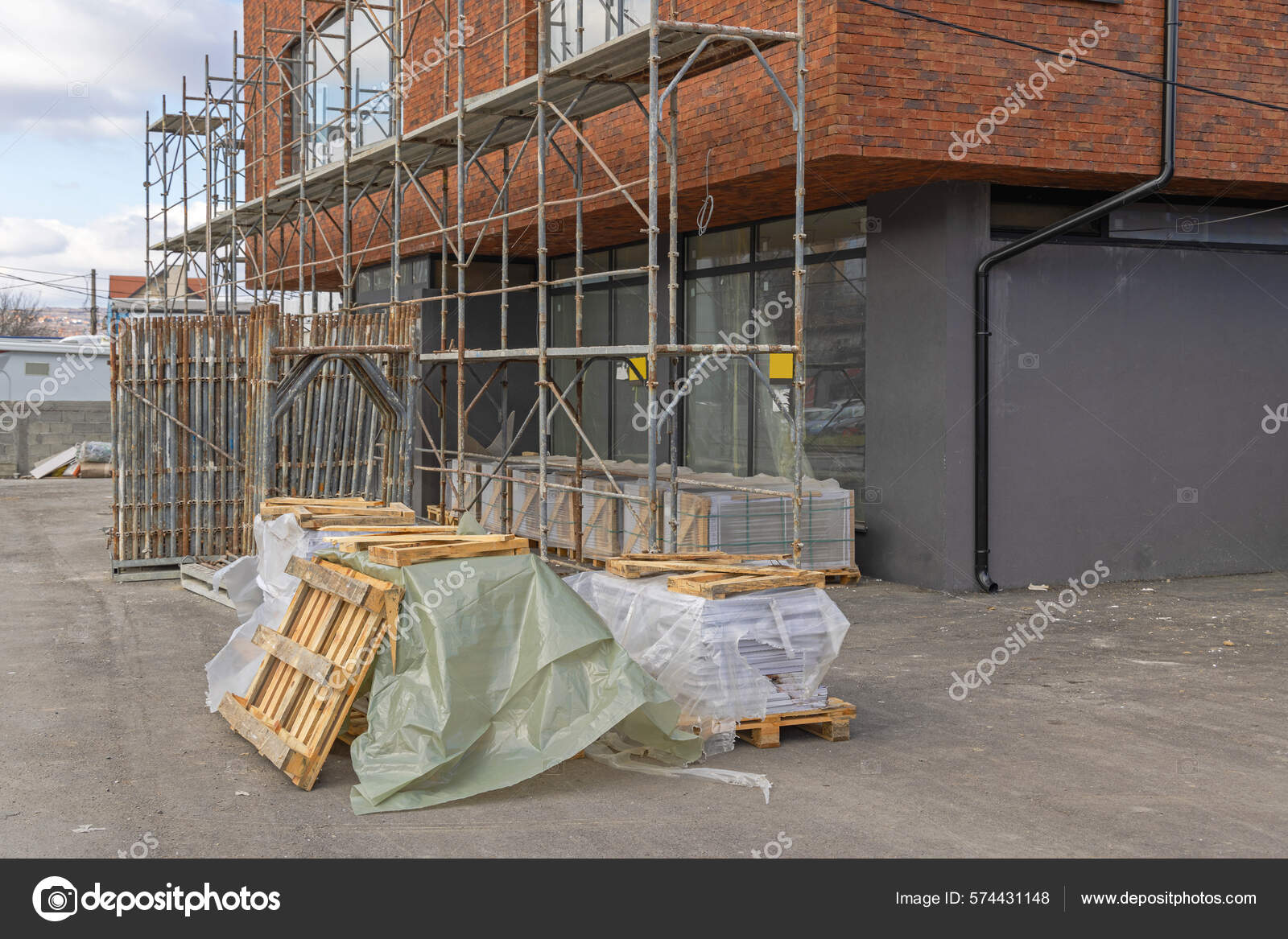 Scaffoldings Commercial Building Construction Site Material Pallets ...