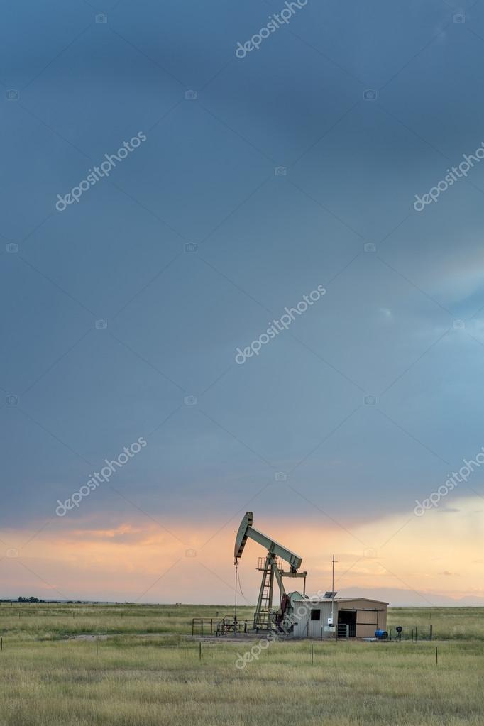 Oil rig on a Colorado prairie Stock Photo by ©PixelsAway 51417991