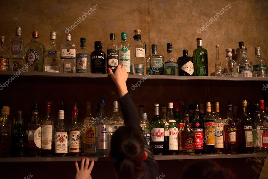 Estantes de camarera y bar llenos de botellas de bebidas alcohólicas 2024