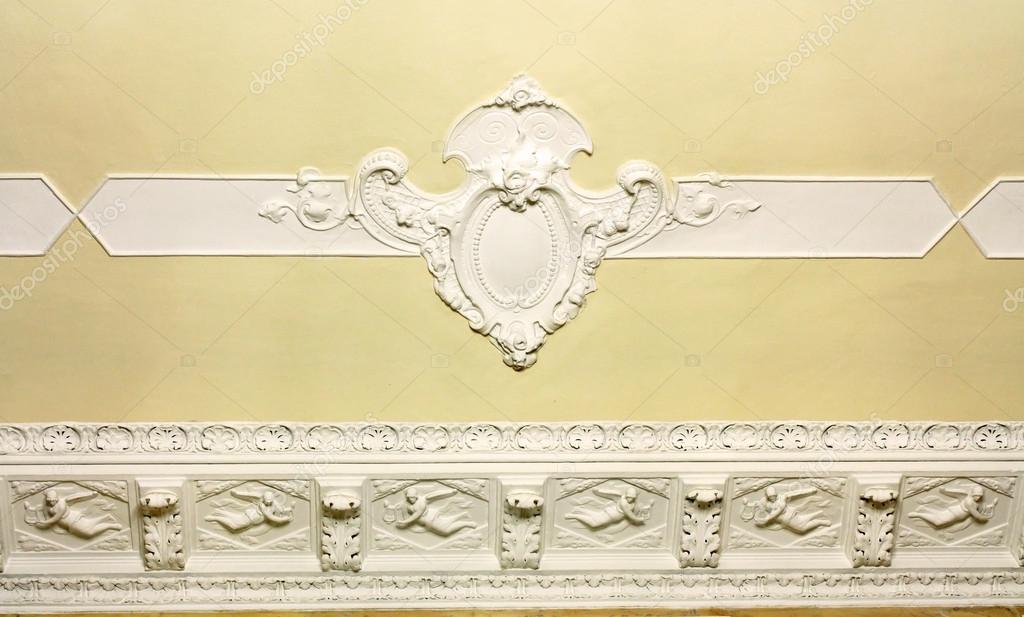 Estuco en el techo del edificio histórico 2023