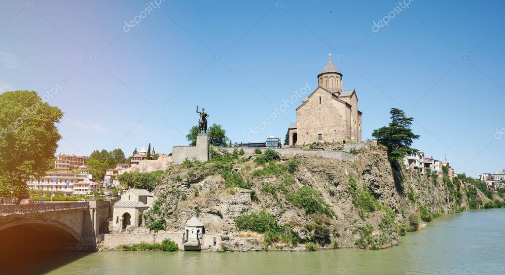 Centro histórico de Tbilisi centro con iglesia y estatua en el río Kura ...